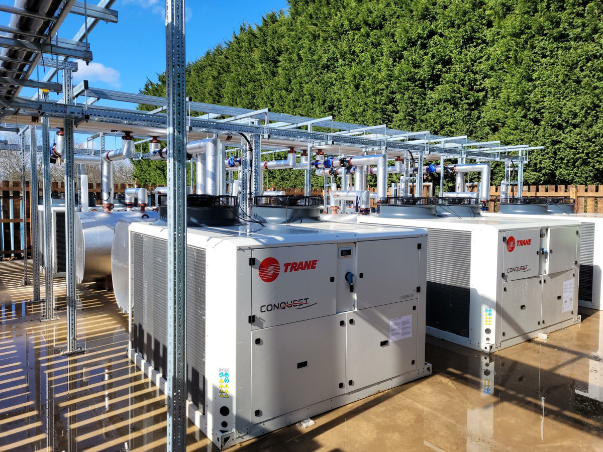 Kaskadensystem aus Luft- und Wasserwärmepumpen - KKA | Kälte Klima Aktuell – Fachzeitschrift ...